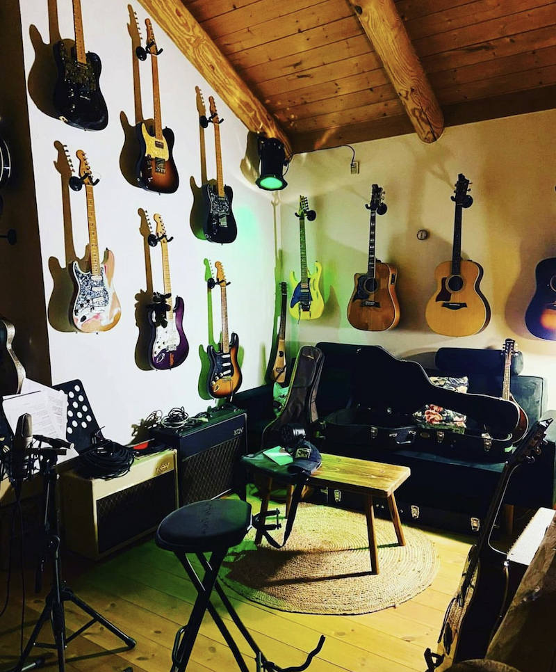 33+ Guitar Room Ideas That Hit The Right Note in 2025 | Houszed